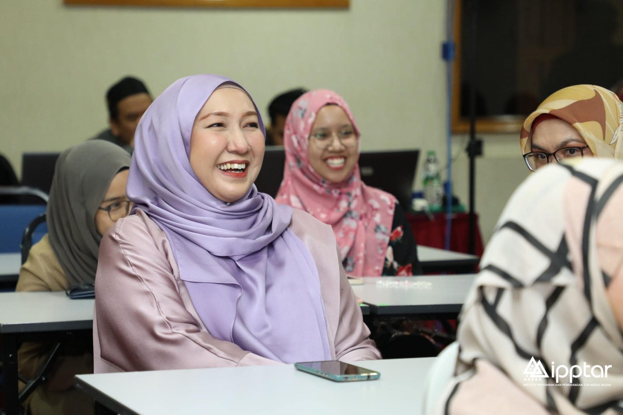 SOLEKAN GAYA HIJAB | CuteCarry